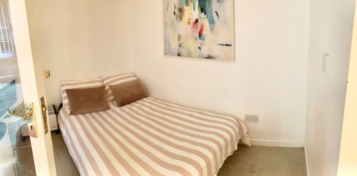 Unique Small Space! Bedroom And Bathroom - Edinburgh