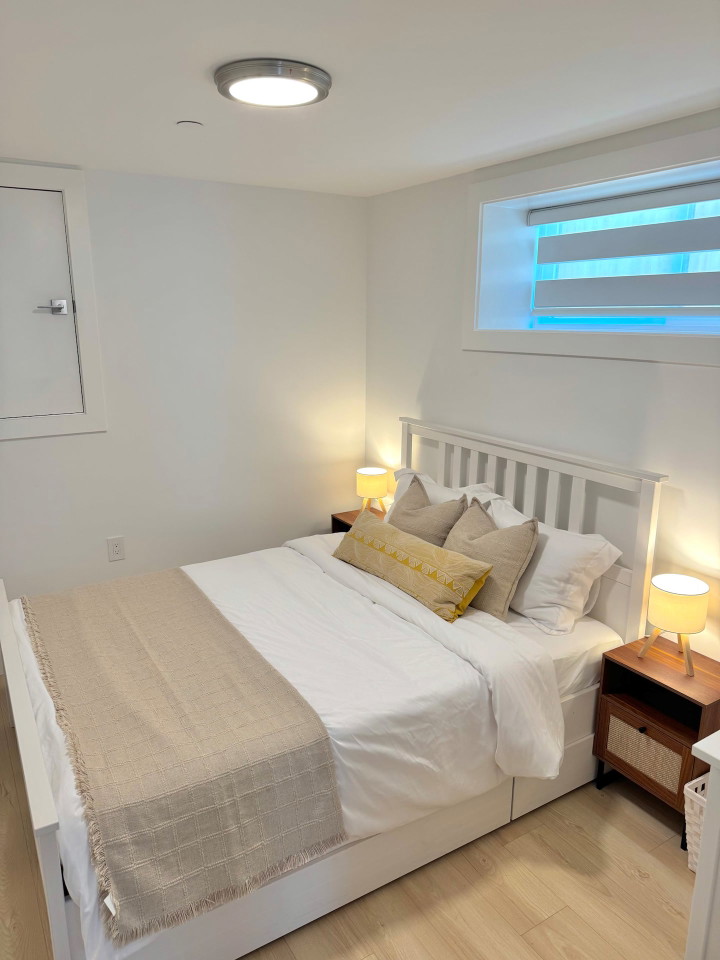 Modern Cozy Suite | Self Check-in | Easy Transport - Burnaby