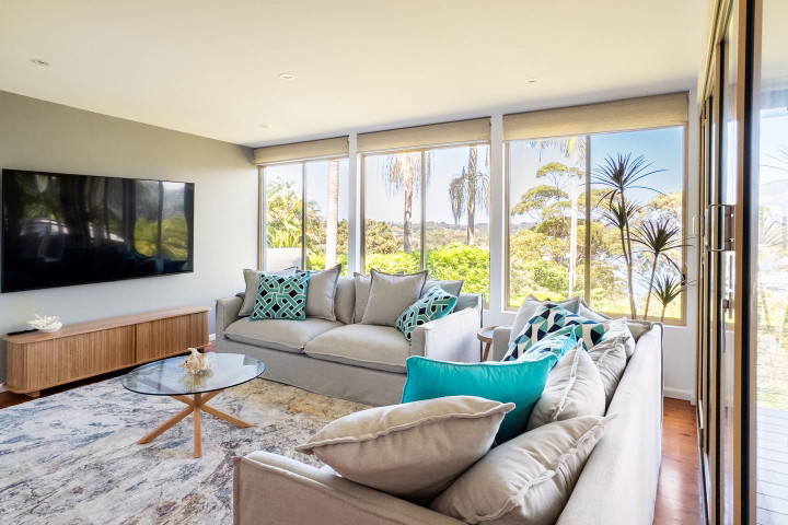 Newly Renovated 4 Bedroom Home- Pittwater Views - Narrabeen