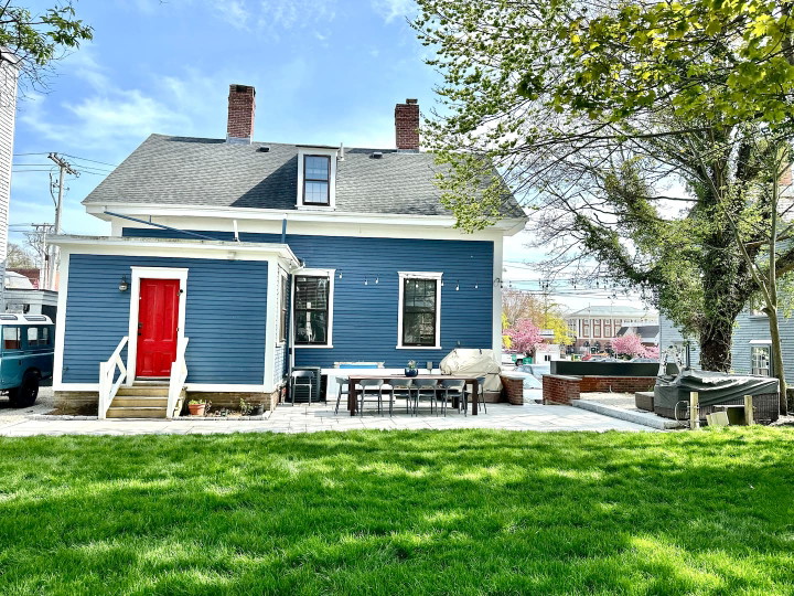 Charming Downtown Home - 4 Car Parking & Backyard! - Newport, RI