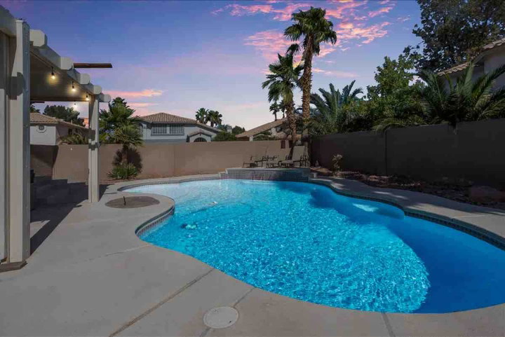 Relaxing Poolside Getaway In Henderson: Sleeps 10 For Ultimate Comfort! - Henderson, NV