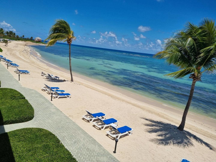 Luxury Penthouse Studio @ Beachfront Resort - Cayman Islands