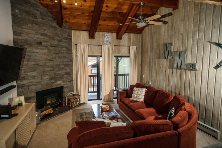 The Cozy Canyon Lodge Condo! A Walk To The Lifts! Ski In Ski Out - Mammoth Lakes, CA