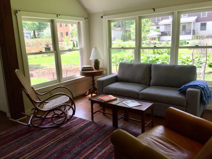 Sunny Barn Apartment 4 Minute Walk From Downtown - Brattleboro, VT