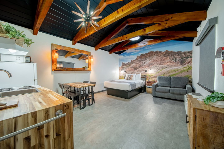 Hansen Inn, Cabin Suite, 1 Queen, 1 King, 1sofa - Badlands National Park