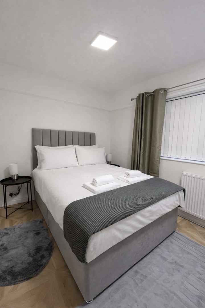 2-bedroom Flat In Bury | Newly Renovated - Bury
