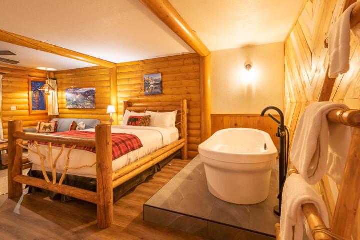 Baker Creek - Jacuzzi Suite - Lake Louise