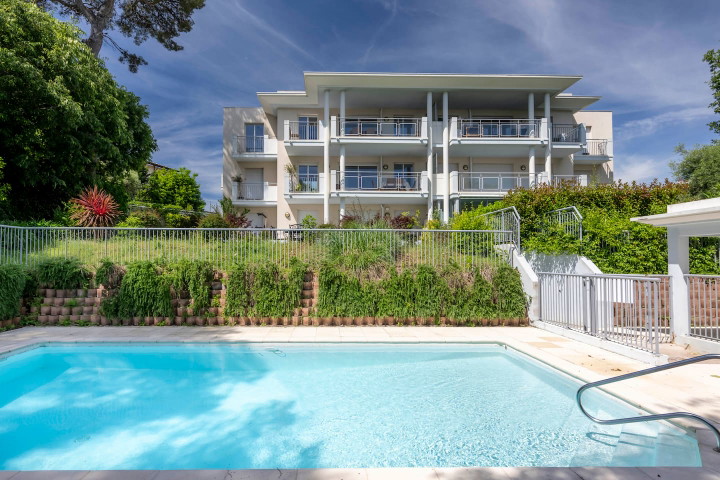Antibes 2br Apartment | Pool & Walk To Old Town - Antibes