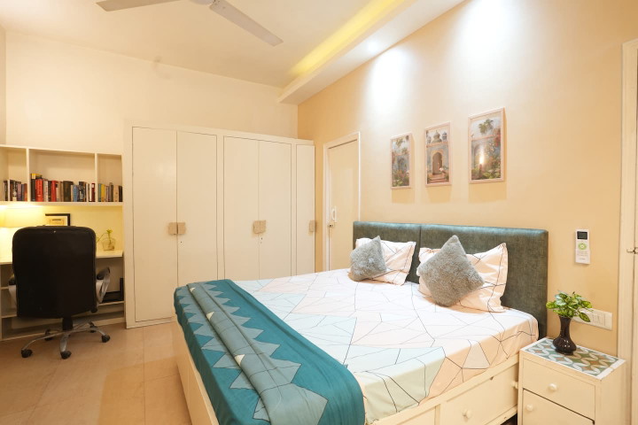 Couple-friendly 1bhk Suite - New Delhi