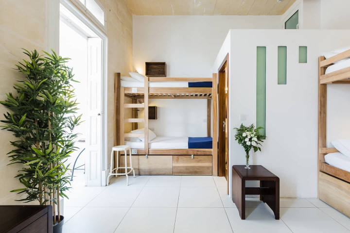 6 Bed Dorm Balcony_two Pillows Boutique Hostel - Malta