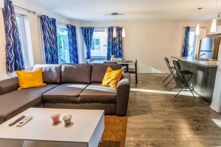 Clean & Spacious Condo 2br 4 Beds Free Parking - Laval, Canada