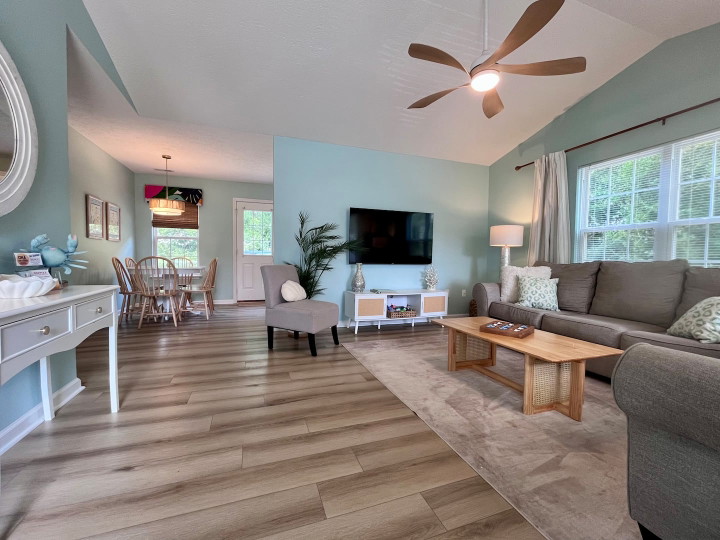 The Preppy Pelican! Walk 2 Beach+fully Fenced Yard - Oak Island, NC