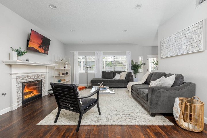 Luxury Modern Home W/ Jacuzzi | Goode Homes - Santa Clarita, CA