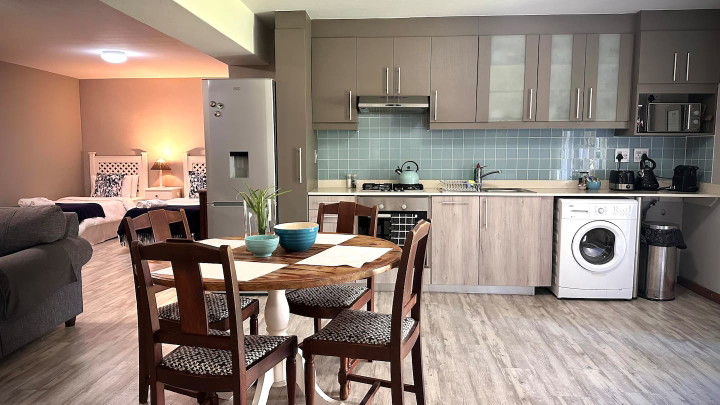 Tranquil Spacious Family Self Cater Flat, Nahoon - East London
