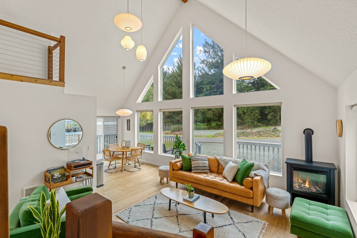 Cozy Mid-century A-frame Chalet, Beach & Dogs - Rockaway Beach, OR