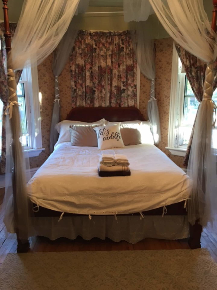 Mckitrick House Inn Bed N Breakfast
Bridal Suite - Orangeville