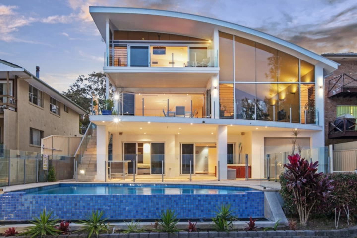 Luxury Waterfront Home With Pool And Spa Family And Pet Friendly. - Newcastle