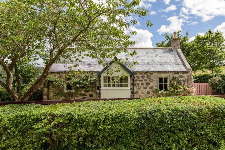 Highland Estate Cottage By The River - Aberdeenshire