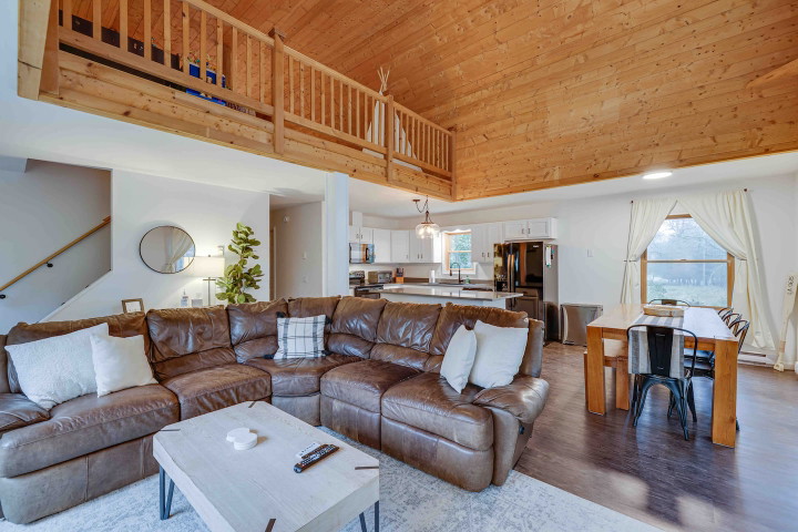 Lake Wallenpaupack Home W/ Fire-pit & Boat Slip! - Lake Wallenpaupack, PA