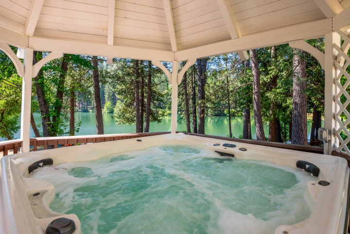The Lake House - Beachfront W/ Hot Tub Available! - Arnold, CA