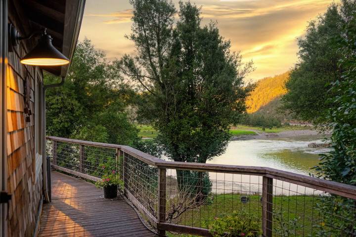 Riverside Escape | Water Access | Picturesque Deck - Oregon