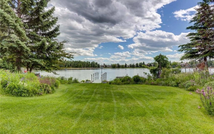 Lake Front Oasis - Sleeps 16 - Calgary