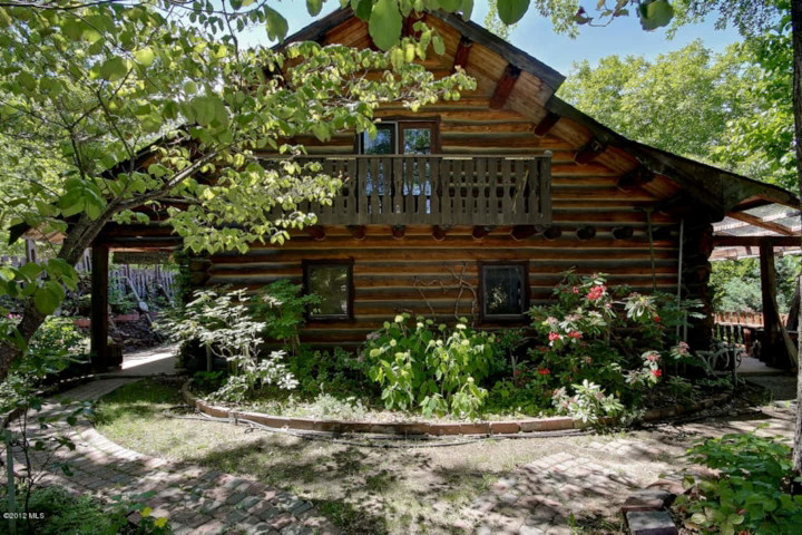 Cozy Log Home W/ Hot Tub - Walk To Town! Sleeps 6 - Leavenworth, WA