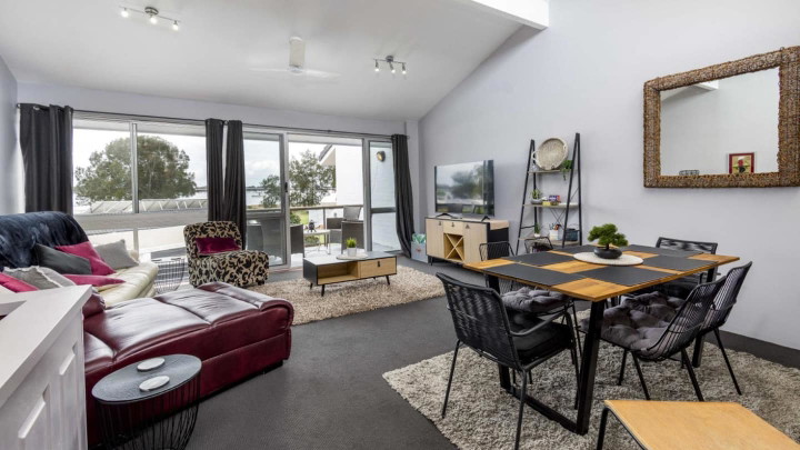 Beautiful Townhouse With Water Views - Brisbane