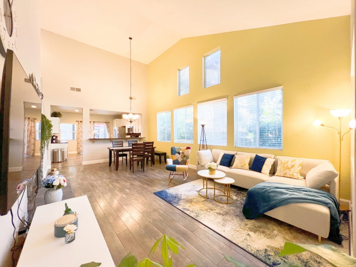 High Ceiling Amazing Backyard Family Kids Friendly - Elk Grove, CA