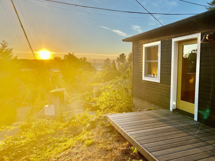 Urban Oasis With Sunset Views- 1bd/1ba/parking/ev - Seattle, WA