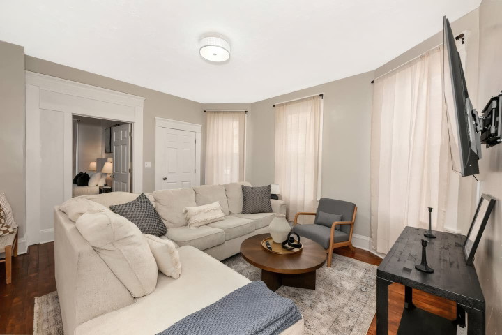 Spacious Home | Hot Tub | Pet Friendly | Fits 16+ - Cleveland