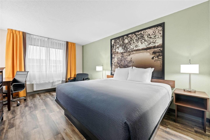 King Bed | Super 8 Alexandria | Scenic Lakes - Alexandria, MN